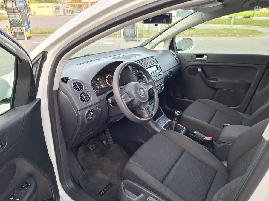 White Volkswagen Golf Plus 2009 in Ukmerge, with an engine capacity of 1.97 L and mileage of 309 thousand km for 2800 €, photo 9 on AUTOMOTO.COM.LV