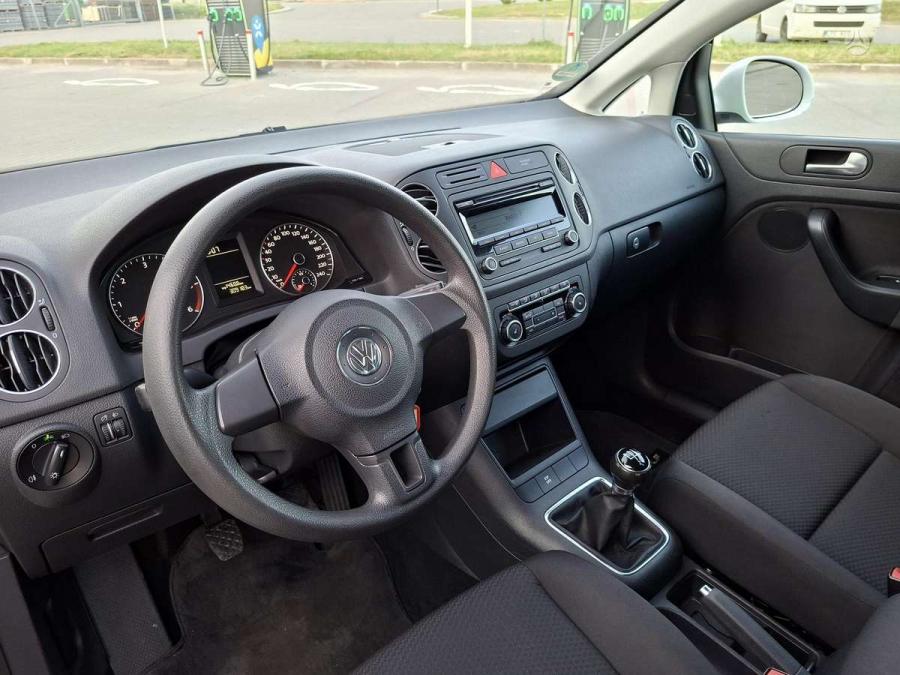 White Volkswagen Golf Plus 2009 in Ukmerge, with an engine capacity of 1.97 L and mileage of 309 thousand km for 2800 €, photo 11 on AUTOMOTO.COM.LV