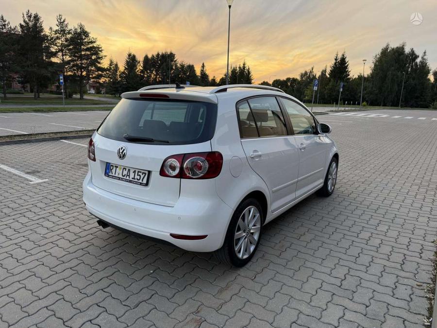 Balts Volkswagen Golf Plus 2010 Panevēža, ar dzinēja tilpumu 1.97 L un nobraukumu 274 tūkst. km par 4600 €, foto 4 vietnē AUTOMOTO.COM.LV