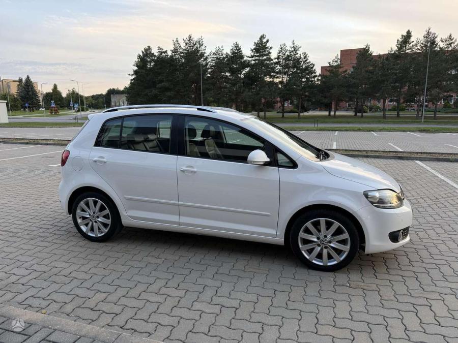 Balts Volkswagen Golf Plus 2010 Panevēža, ar dzinēja tilpumu 1.97 L un nobraukumu 274 tūkst. km par 4600 €, foto 8 vietnē AUTOMOTO.COM.LV
