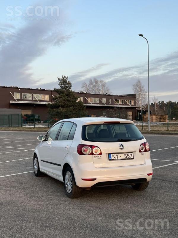 White Volkswagen Golf Plus 2011 in Riga, with an engine capacity of 1.60 L and mileage of 361 thousand km for 1699 €, photo 1 on AUTOMOTO.COM.LV