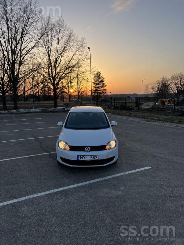 White Volkswagen Golf Plus 2011 in Riga, with an engine capacity of 1.60 L and mileage of 361 thousand km for 1699 €, photo 2 on AUTOMOTO.COM.LV