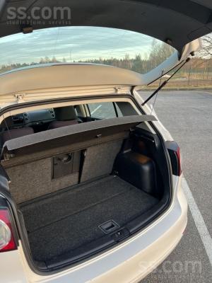 White Volkswagen Golf Plus 2011 in Riga, with an engine capacity of 1.60 L and mileage of 361 thousand km for 1699 €, photo 5 on AUTOMOTO.COM.LV