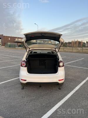 White Volkswagen Golf Plus 2011 in Riga, with an engine capacity of 1.60 L and mileage of 361 thousand km for 1699 €, photo 6 on AUTOMOTO.COM.LV