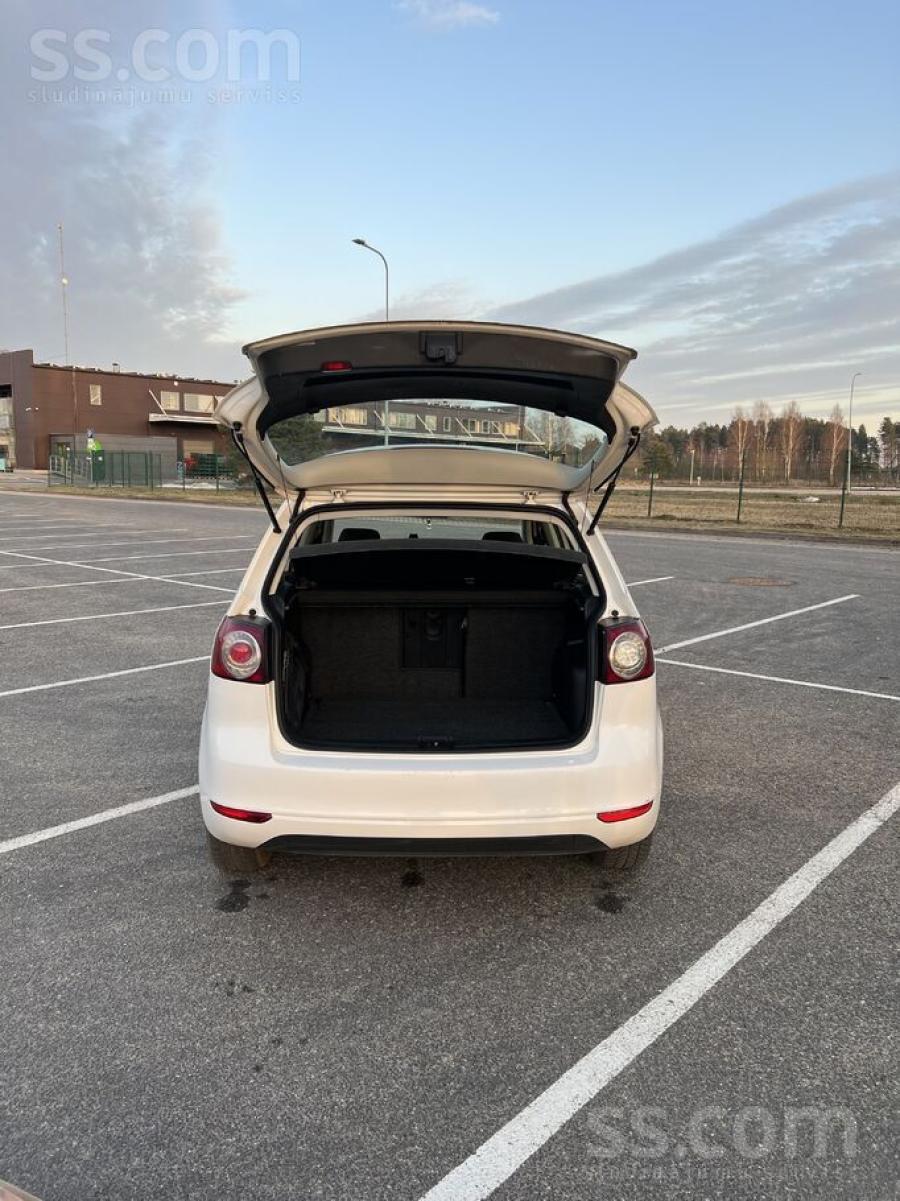 White Volkswagen Golf Plus 2011 in Riga, with an engine capacity of 1.60 L and mileage of 361 thousand km for 1699 €, photo 6 on AUTOMOTO.COM.LV