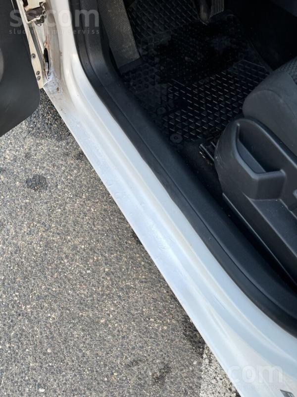 White Volkswagen Golf Plus 2011 in Riga, with an engine capacity of 1.60 L and mileage of 361 thousand km for 1699 €, photo 10 on AUTOMOTO.COM.LV