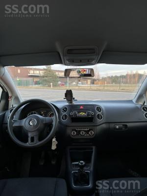 White Volkswagen Golf Plus 2011 in Riga, with an engine capacity of 1.60 L and mileage of 361 thousand km for 1699 €, photo 13 on AUTOMOTO.COM.LV