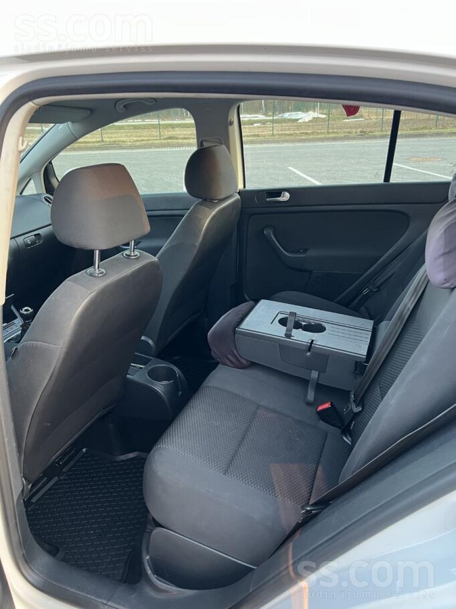White Volkswagen Golf Plus 2011 in Riga, with an engine capacity of 1.60 L and mileage of 361 thousand km for 1699 €, photo 15 on AUTOMOTO.COM.LV