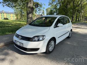 White Volkswagen Golf Plus 2011 in Valmiera, with an engine capacity of 1.60 L and mileage of 362 thousand km for 2290 €, photo 6 on AUTOMOTO.COM.LV