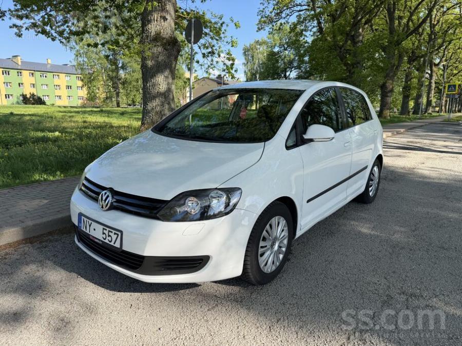 White Volkswagen Golf Plus 2011 in Valmiera, with an engine capacity of 1.60 L and mileage of 362 thousand km for 2290 €, photo 6 on AUTOMOTO.COM.LV