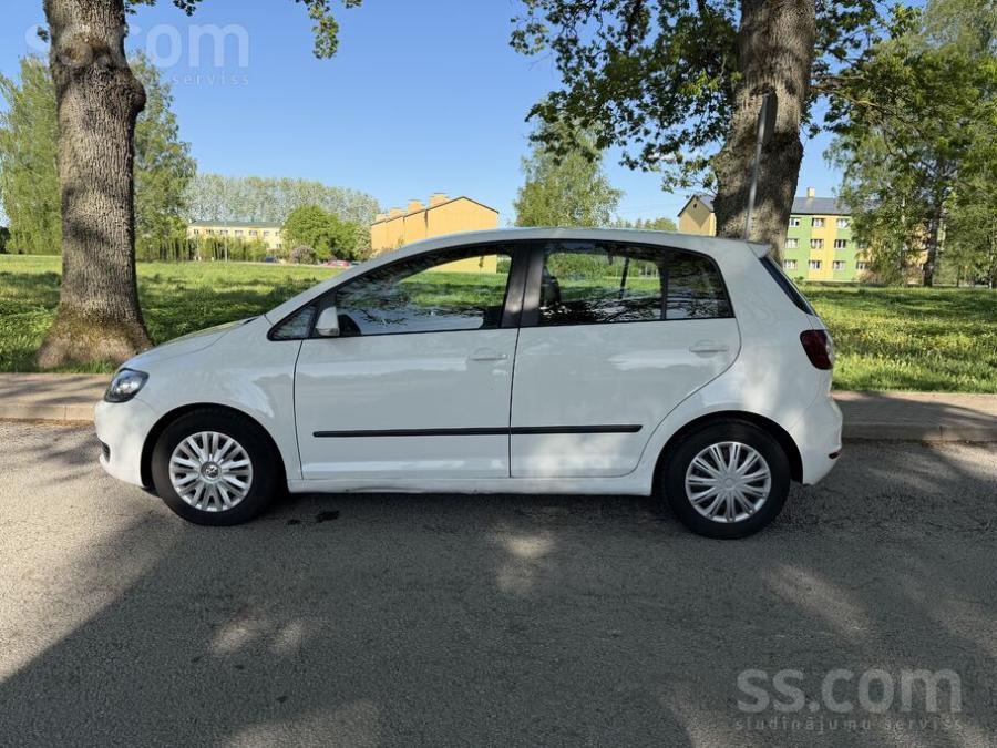 White Volkswagen Golf Plus 2011 in Valmiera, with an engine capacity of 1.60 L and mileage of 362 thousand km for 2290 €, photo 7 on AUTOMOTO.COM.LV