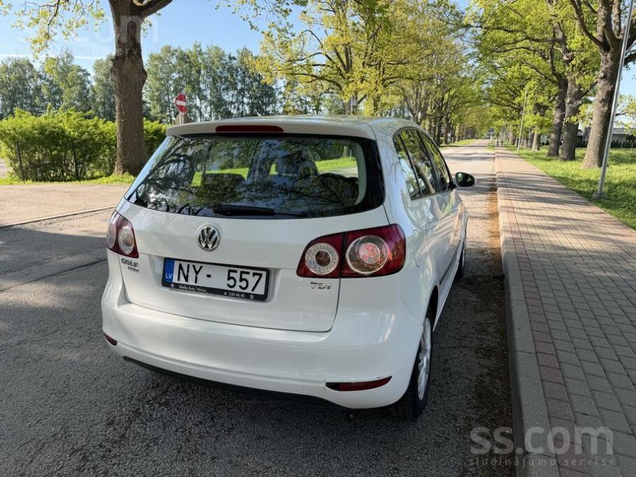 White Volkswagen Golf Plus 2011 in Valmiera, with an engine capacity of 1.60 L and mileage of 362 thousand km for 2290 €, photo 9 on AUTOMOTO.COM.LV