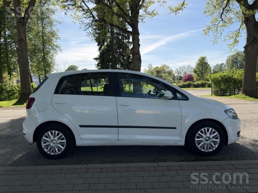 White Volkswagen Golf Plus 2011 in Valmiera, with an engine capacity of 1.60 L and mileage of 362 thousand km for 2290 €, photo 12 on AUTOMOTO.COM.LV
