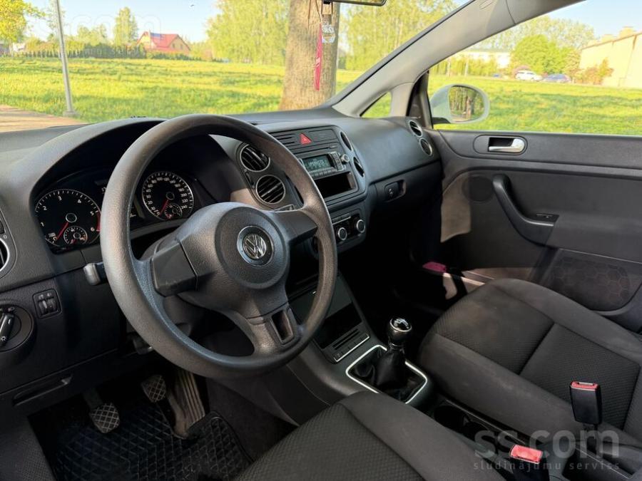 White Volkswagen Golf Plus 2011 in Valmiera, with an engine capacity of 1.60 L and mileage of 362 thousand km for 2290 €, photo 14 on AUTOMOTO.COM.LV