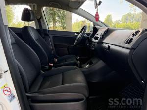 White Volkswagen Golf Plus 2011 in Valmiera, with an engine capacity of 1.60 L and mileage of 362 thousand km for 2290 €, photo 17 on AUTOMOTO.COM.LV