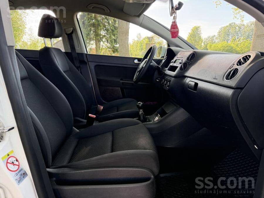 White Volkswagen Golf Plus 2011 in Valmiera, with an engine capacity of 1.60 L and mileage of 362 thousand km for 2290 €, photo 17 on AUTOMOTO.COM.LV