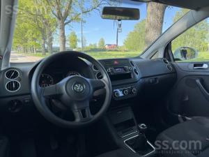 White Volkswagen Golf Plus 2011 in Valmiera, with an engine capacity of 1.60 L and mileage of 362 thousand km for 2290 €, photo 18 on AUTOMOTO.COM.LV