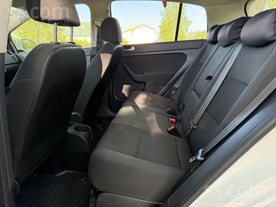 White Volkswagen Golf Plus 2011 in Valmiera, with an engine capacity of 1.60 L and mileage of 362 thousand km for 2290 €, photo 20 on AUTOMOTO.COM.LV