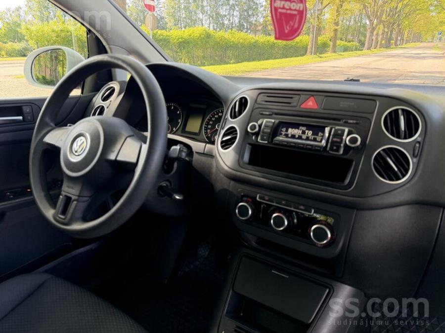 White Volkswagen Golf Plus 2011 in Valmiera, with an engine capacity of 1.60 L and mileage of 362 thousand km for 2290 €, photo 22 on AUTOMOTO.COM.LV