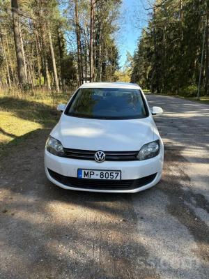 White Volkswagen Golf Plus 2011 in Ogre, with an engine capacity of 1.60 L and mileage of 235 thousand km for 3990 €, photo  on AUTOMOTO.COM.LV