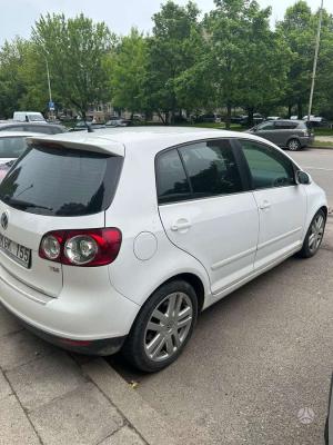 White Volkswagen Golf Plus 2008 in Vilnius, with an engine capacity of 1.40 L and mileage of 331 thousand km for 1800 €, photo 3 on AUTOMOTO.COM.LV