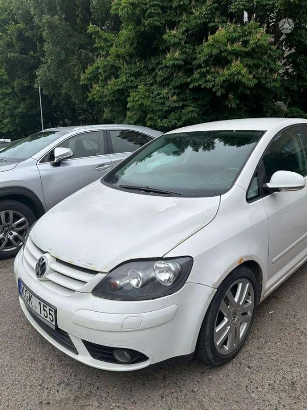 White Volkswagen Golf Plus 2008 in Vilnius, with an engine capacity of 1.40 L and mileage of 331 thousand km for 1800 €, photo 5 on AUTOMOTO.COM.LV