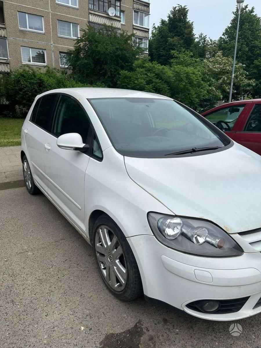 White Volkswagen Golf Plus 2008 in Vilnius, with an engine capacity of 1.40 L and mileage of 331 thousand km for 1800 €, photo 7 on AUTOMOTO.COM.LV