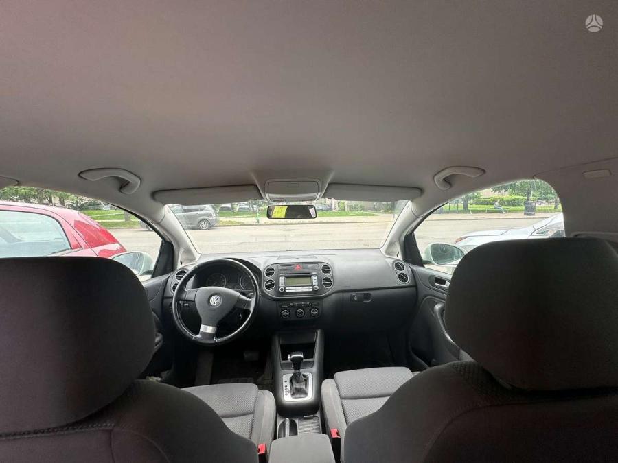 White Volkswagen Golf Plus 2008 in Vilnius, with an engine capacity of 1.40 L and mileage of 331 thousand km for 1800 €, photo 9 on AUTOMOTO.COM.LV
