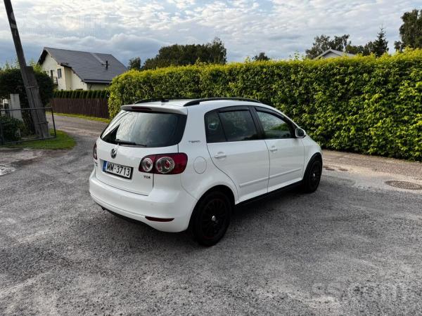 White Volkswagen Golf Plus 2010 in Riga, with an engine capacity of 1.60 L and mileage of 280 thousand km for 3900 €, photo 5 on AUTOMOTO.COM.LV
