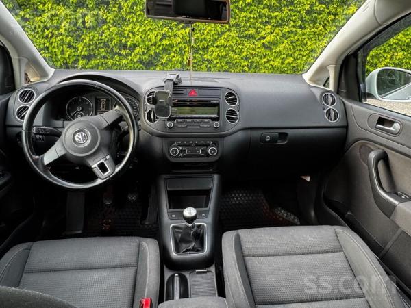 White Volkswagen Golf Plus 2010 in Riga, with an engine capacity of 1.60 L and mileage of 280 thousand km for 3900 €, photo 8 on AUTOMOTO.COM.LV