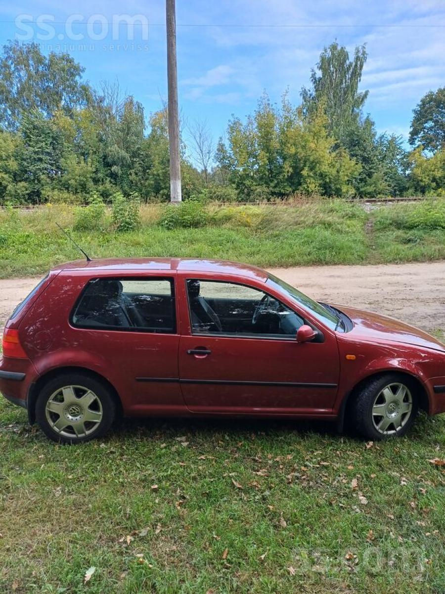 Sarkans Volkswagen Golf 1998 Rīga, ar dzinēja tilpumu 1.60 L un nobraukumu 186 tūkst. km par 700 €, foto 5 vietnē AUTOMOTO.COM.LV