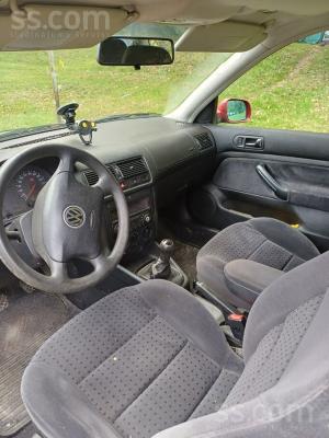 Sarkans Volkswagen Golf 1998 Rīga, ar dzinēja tilpumu 1.60 L un nobraukumu 186 tūkst. km par 700 €, foto 7 vietnē AUTOMOTO.COM.LV