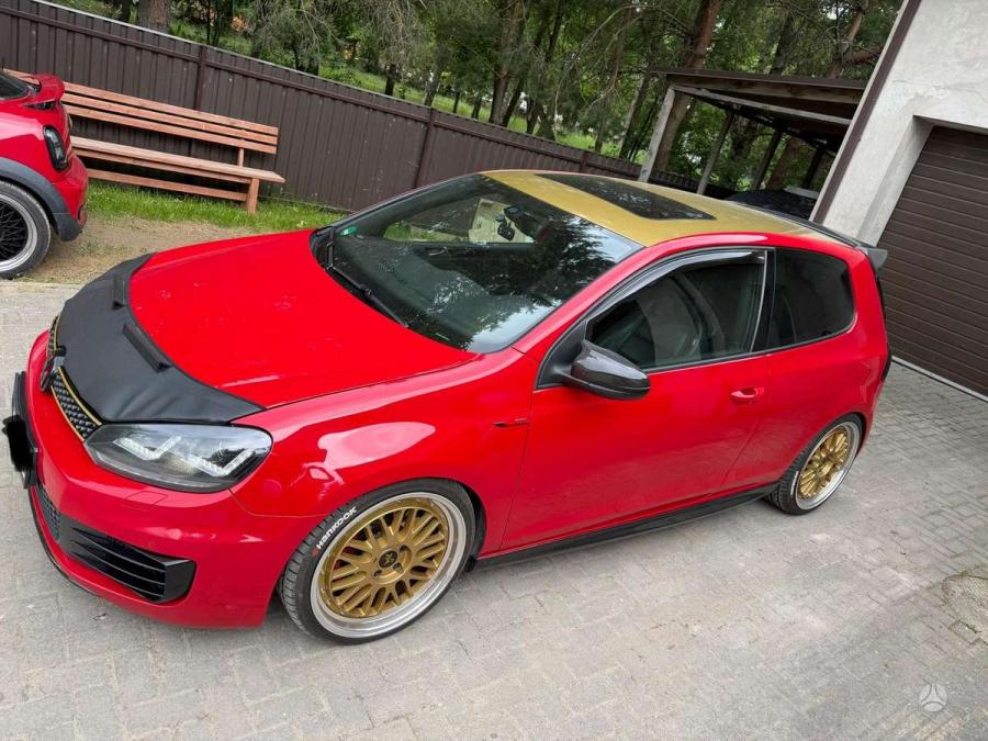 Red Volkswagen Golf 2010 in Kaunas, with an engine capacity of 2.00 L and mileage of 155 thousand km for 13999 €, photo 3 on AUTOMOTO.COM.LV