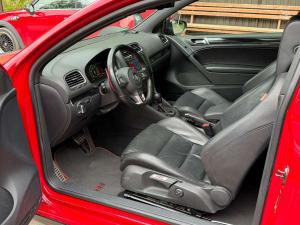 Red Volkswagen Golf 2010 in Kaunas, with an engine capacity of 2.00 L and mileage of 155 thousand km for 13999 €, photo 7 on AUTOMOTO.COM.LV