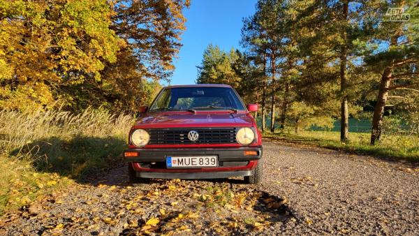 Red Volkswagen Golf 1988 in Vilnius, with an engine capacity of 1.80 L and mileage of 326 thousand km for 2400 €, photo 3 on AUTOMOTO.COM.LV