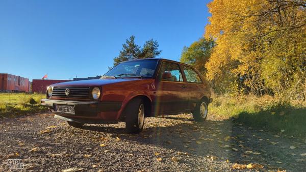 Red Volkswagen Golf 1988 in Vilnius, with an engine capacity of 1.80 L and mileage of 326 thousand km for 2400 €, photo 4 on AUTOMOTO.COM.LV