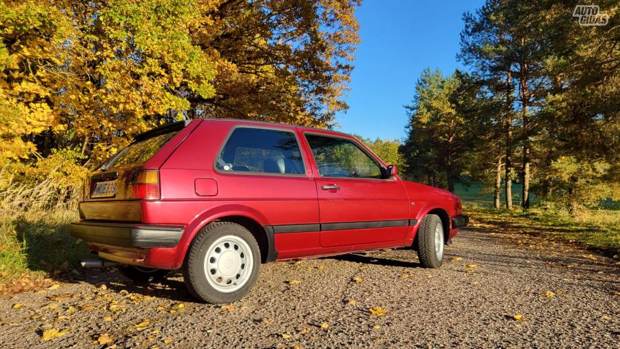 Red Volkswagen Golf 1988 in Vilnius, with an engine capacity of 1.80 L and mileage of 326 thousand km for 2400 €, photo 5 on AUTOMOTO.COM.LV