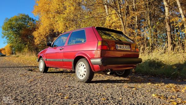 Red Volkswagen Golf 1988 in Vilnius, with an engine capacity of 1.80 L and mileage of 326 thousand km for 2400 €, photo 6 on AUTOMOTO.COM.LV