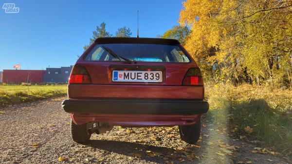 Red Volkswagen Golf 1988 in Vilnius, with an engine capacity of 1.80 L and mileage of 326 thousand km for 2400 €, photo 7 on AUTOMOTO.COM.LV