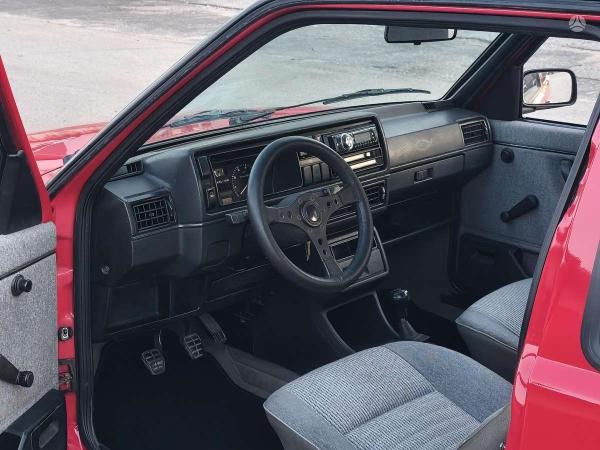 Red Volkswagen Golf 1988 in Alytus, with an engine capacity of 1.60 L and mileage of 320 thousand km for 4300 €, photo 10 on AUTOMOTO.COM.LV