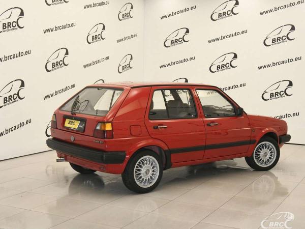 Red Volkswagen Golf 1990 in Vilnius, with an engine capacity of 1.59 L and mileage of 238 thousand km for 5950 €, photo 3 on AUTOMOTO.COM.LV