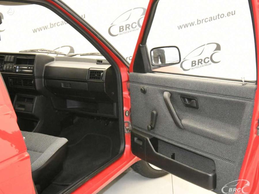 Red Volkswagen Golf 1990 in Vilnius, with an engine capacity of 1.59 L and mileage of 238 thousand km for 5950 €, photo 9 on AUTOMOTO.COM.LV