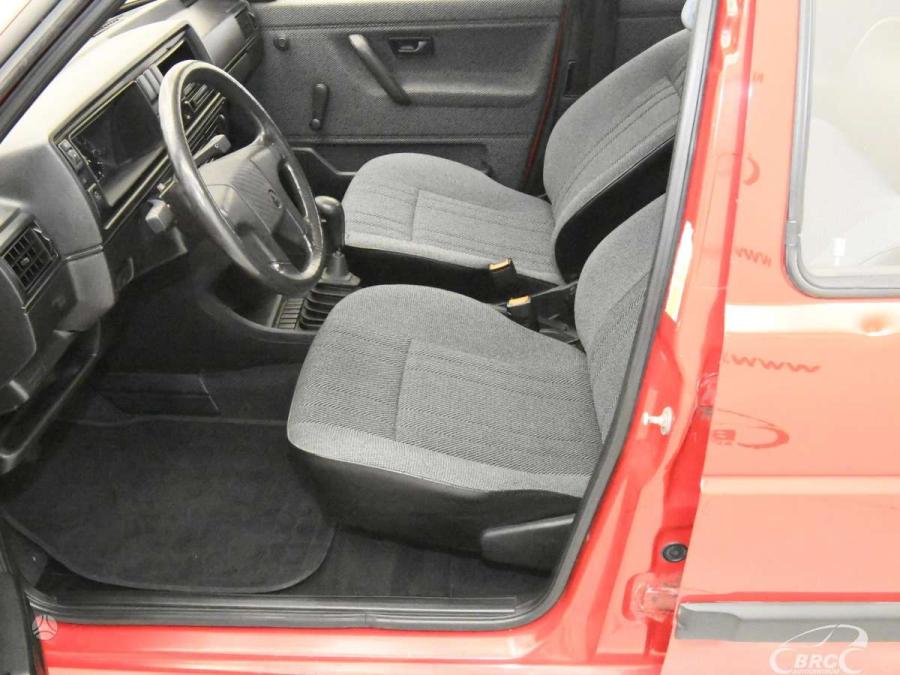 Red Volkswagen Golf 1990 in Vilnius, with an engine capacity of 1.59 L and mileage of 238 thousand km for 5950 €, photo 20 on AUTOMOTO.COM.LV