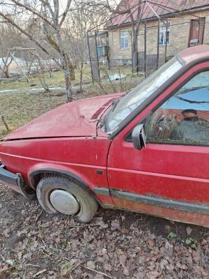 Red Volkswagen Golf 1990 in Riga, with an engine capacity of 1.60 L and mileage of 339 thousand km for 500 €, photo 4 on AUTOMOTO.COM.LV