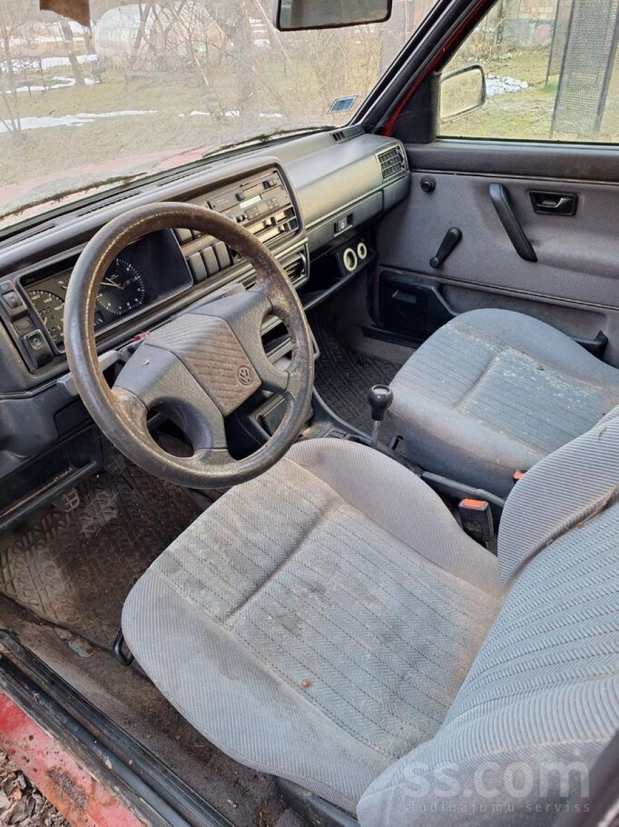 Red Volkswagen Golf 1990 in Riga, with an engine capacity of 1.60 L and mileage of 339 thousand km for 500 €, photo 5 on AUTOMOTO.COM.LV