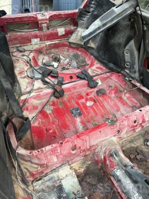 Red Volkswagen Golf 1990 in Ogre, with an engine capacity of 1.90 L and mileage of 80 thousand km for 500 €, photo 7 on AUTOMOTO.COM.LV