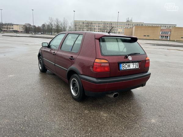 Red Volkswagen Golf 1993 in Kaunas, with an engine capacity of 1.60 L and mileage of 220 thousand km for 900 €, photo 4 on AUTOMOTO.COM.LV