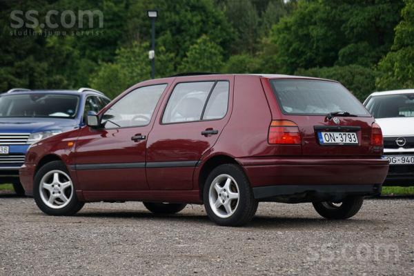 Sarkans Volkswagen Golf 1996 Rīga, ar dzinēja tilpumu 1.60 L un nobraukumu 178 tūkst. km par 1790 €, foto 3 vietnē AUTOMOTO.COM.LV