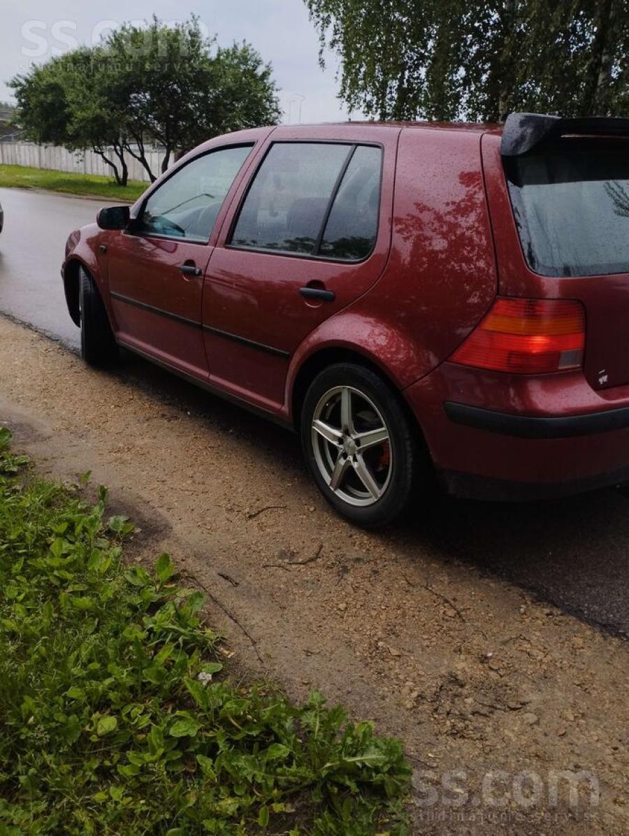 Red Volkswagen Golf 1998 in Riga, with an engine capacity of 1.60 L and mileage of 230 thousand km for 950 €, photo 3 on AUTOMOTO.COM.LV