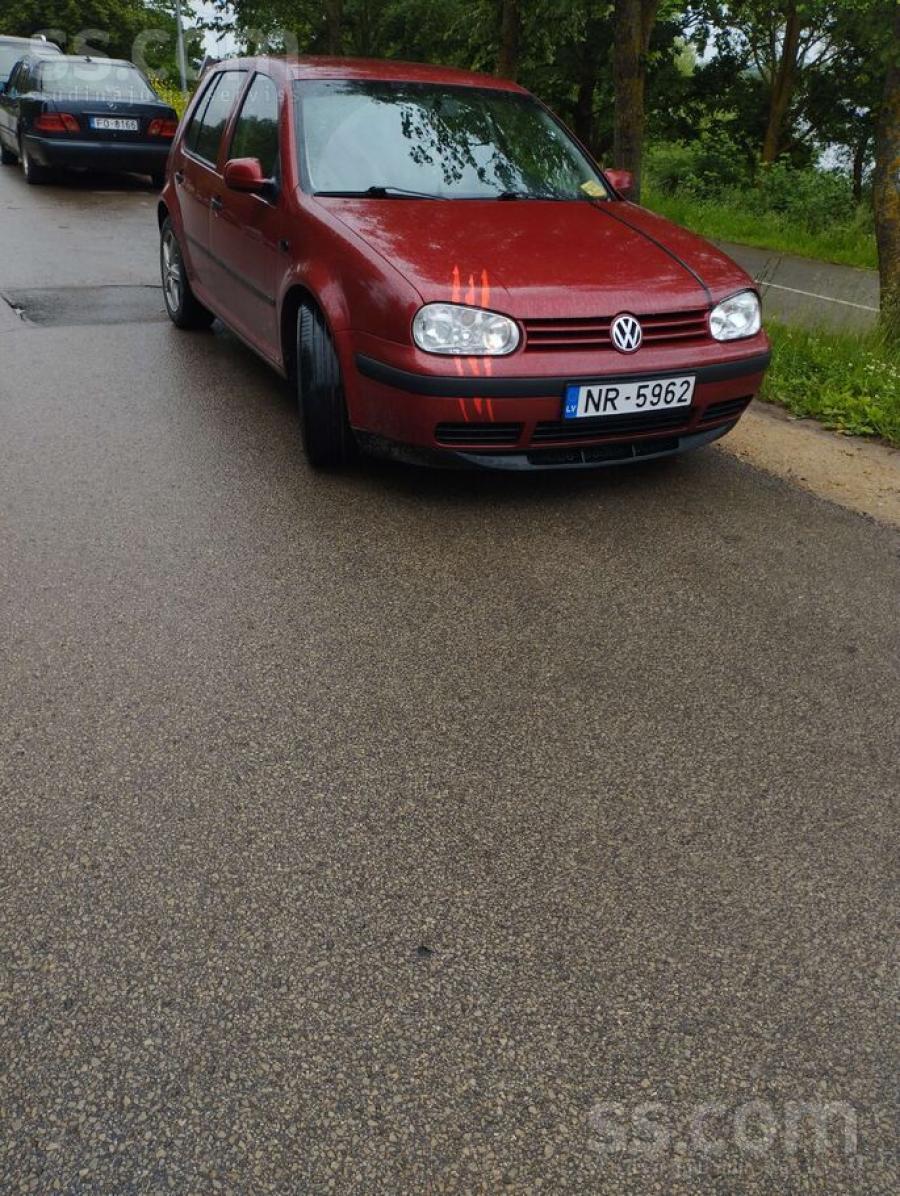 Red Volkswagen Golf 1998 in Riga, with an engine capacity of 1.60 L and mileage of 230 thousand km for 950 €, photo 4 on AUTOMOTO.COM.LV